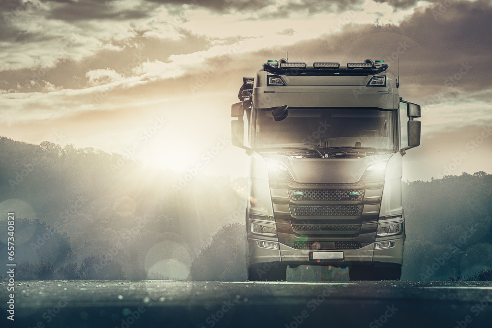 moderner lkw auf einer straße auf der autobahn mit strahlender sonne im ...