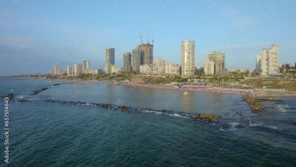 Vidéo Stock The famous Bat Yam rock (Hasela) Beach - The lagoon is ...