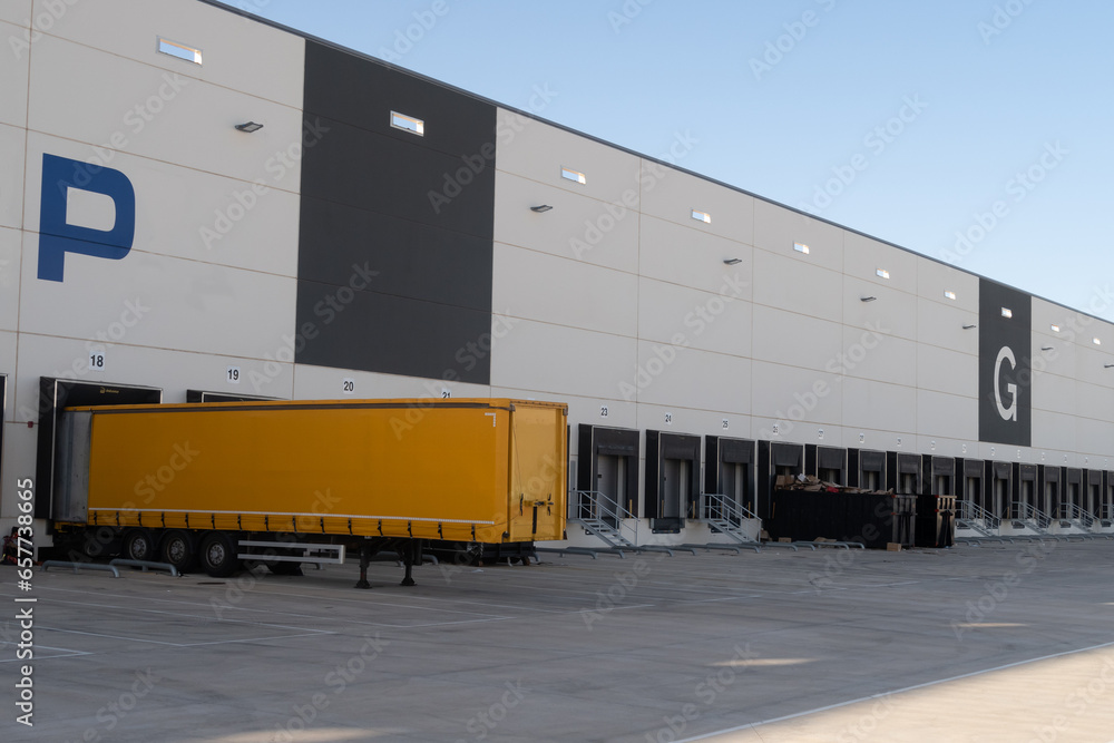 Vista de un camión trailer cargando en el muelle de una empresa ...