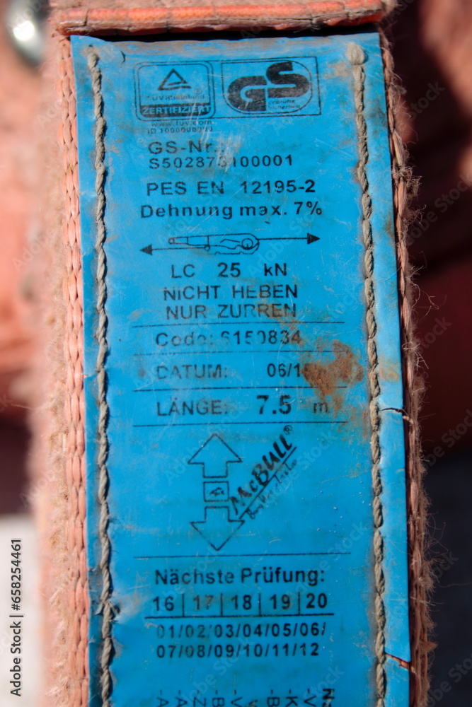 Typenschild von einem Spanngurt zur Ladungssicherung Stock Photo ...