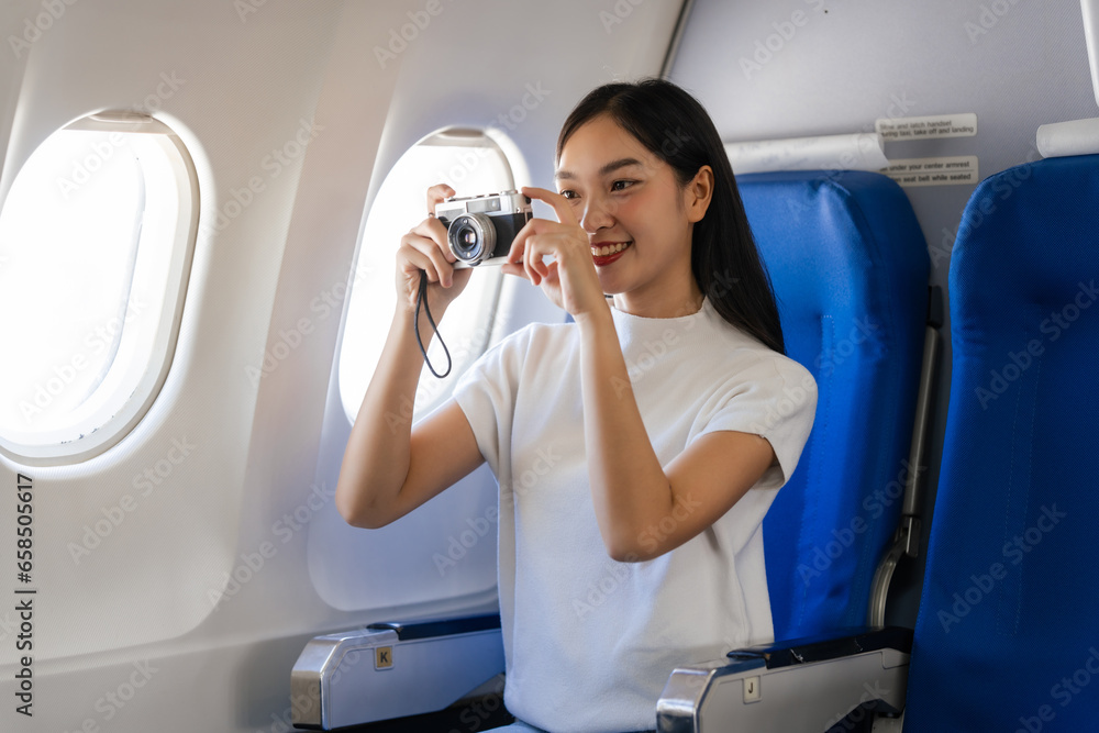 Foto de Young asian chinese japanese people female adventurer in-flight ...