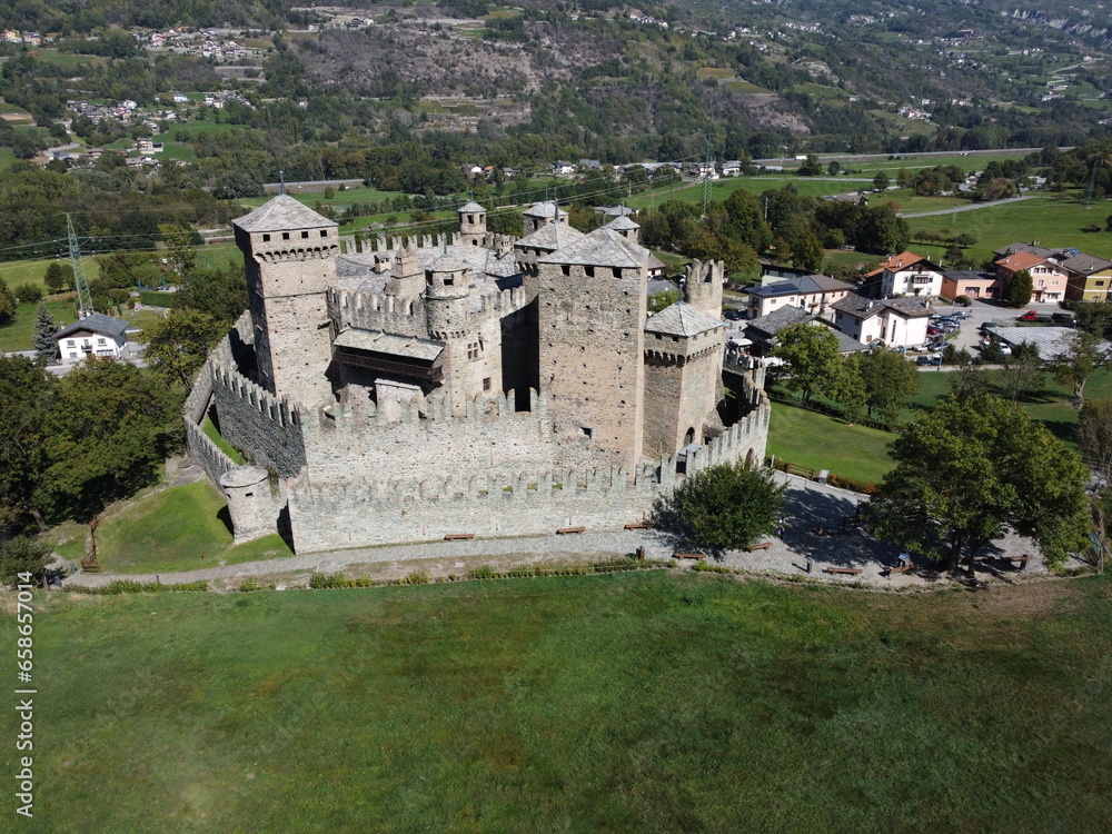 Vista aerea dal drone. Il castello di Fénis è un castello medievale ...