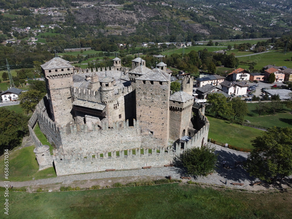 Vista aerea dal drone. Il castello di Fénis è un castello medievale ...