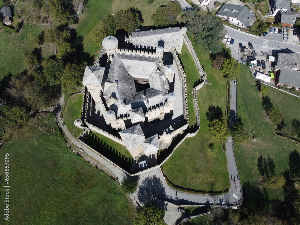 Vista aerea dal drone. Il castello di Fénis è un castello medievale ...