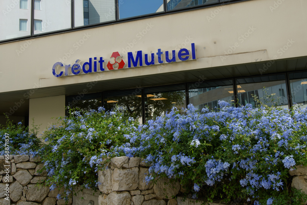 La façade avec le logo des bureaux d'une agence bancaire du Crédit ...