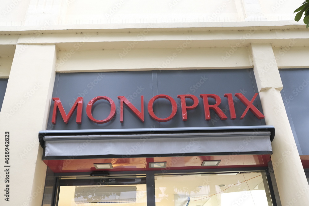 Le logo Monoprix sur la façade d'entrée d'une superette Stock Photo ...