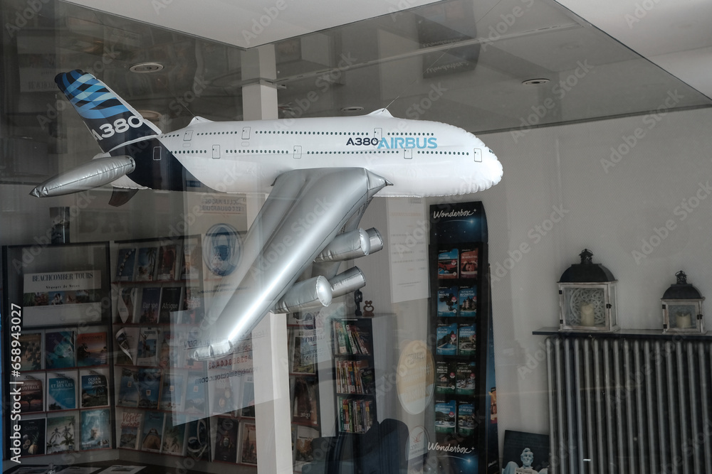 Une maquette d'un avion Airbus A3480 au milieu d'une vitrine d'une ...
