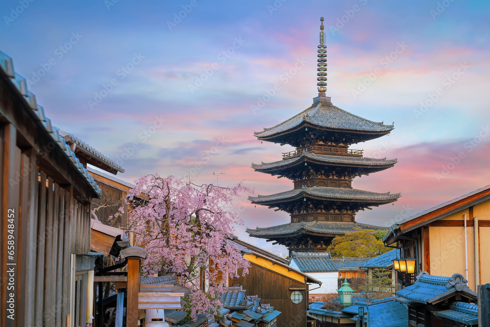 Foto de Kyoto, Japan - March 30 2023: The Yasaka Pagoda known as Tower ...