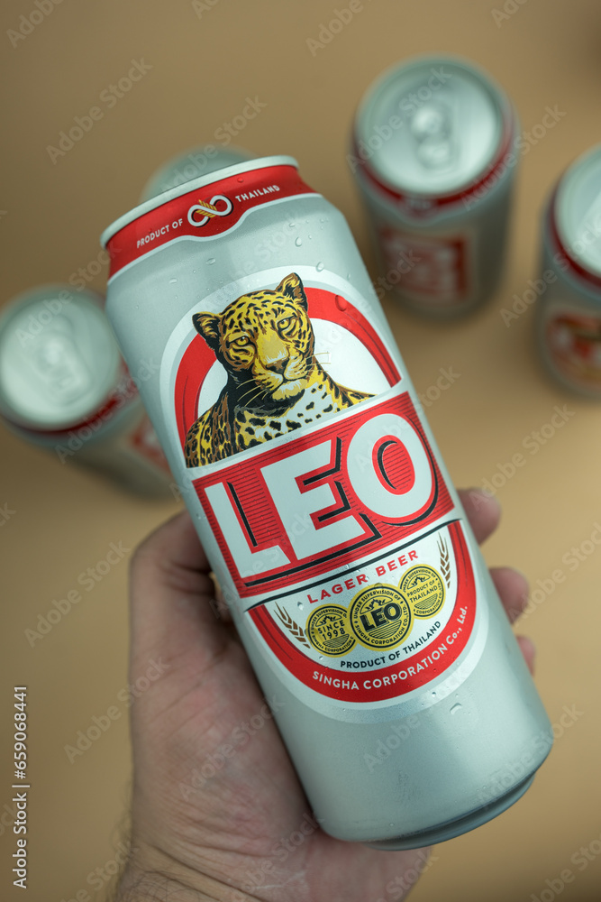 Foto de Bangkok, Thailand - October 8, 2023 : Holds a can of popular ...