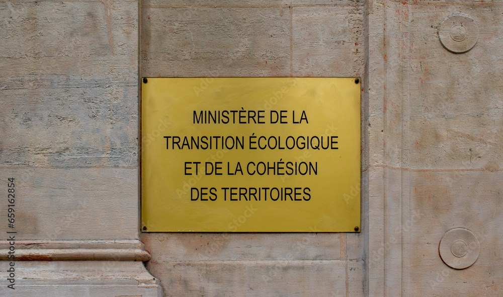 Plaque à l'entrée du Ministère de la transition écologique et de la ...