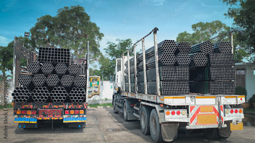 Foto de Trucks with long trailers carrying steel bars for building ...
