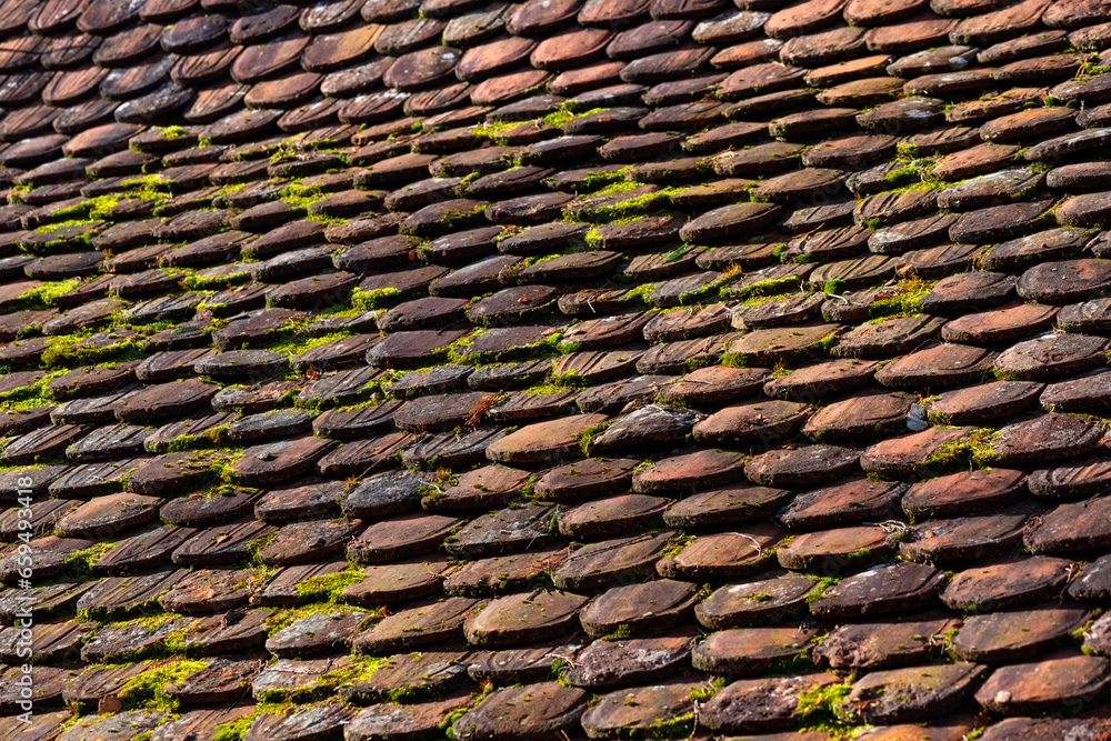 Foto de Weathered beaver tail roof tiles in different red clay colors ...