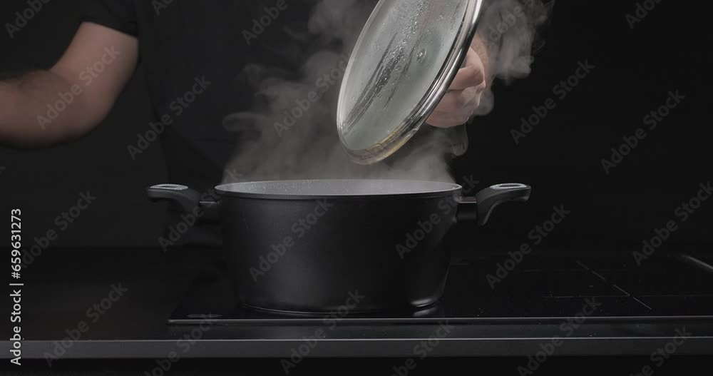 Vidéo Stock Male chef cooking pasta in a saucepan with boiling water ...