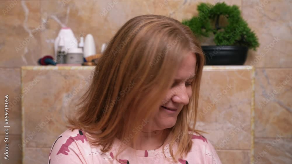 Vidéo Stock Portrait of woman sitting in toilet tense facial expression ...