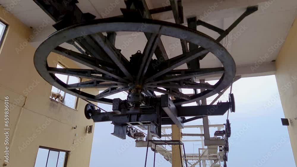 Vidéo Stock ropeway revolving electric powered wheel at ropeway ...