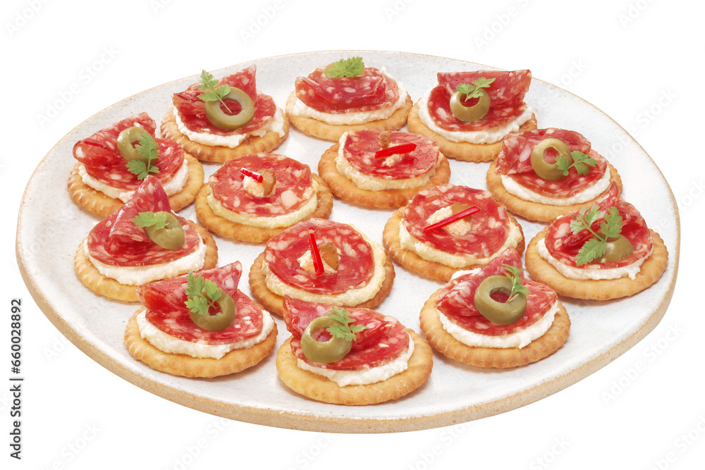 prato com porção de canapés de salame com cream cheese isolado em fundo ...