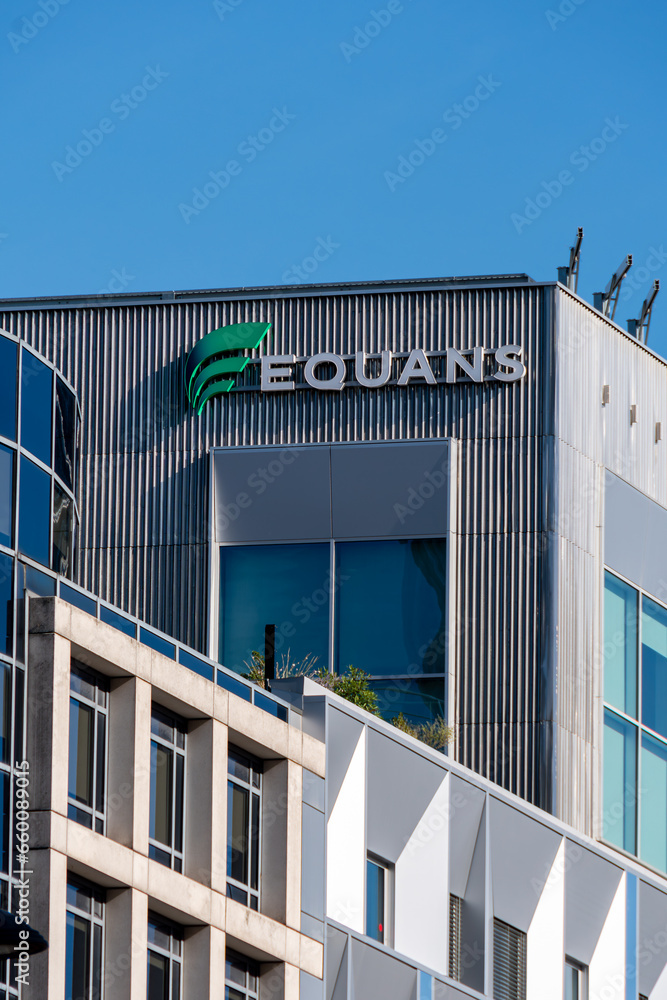 Courbevoie, France - 9 octobre 2023: Vue extérieure du bâtiment ...