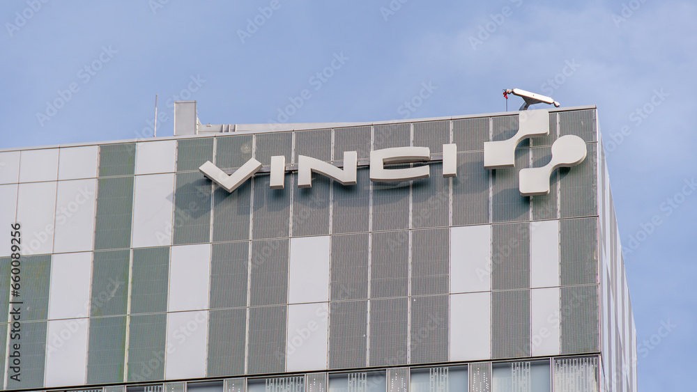 Nanterre, France - 9 octobre 2023: Enseigne et logo sur le siège social ...