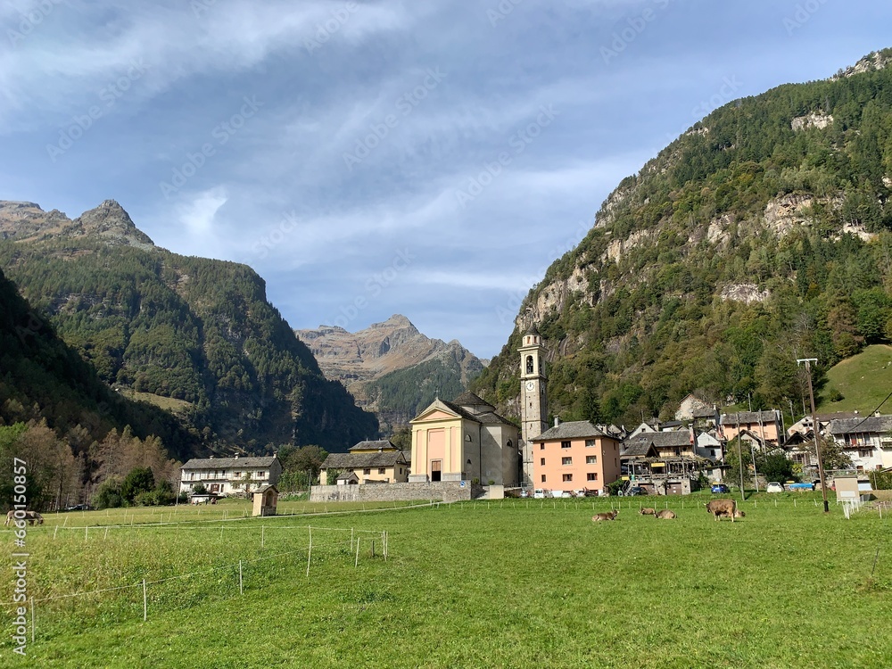 Sonogno - Dorf im Verzascatal im Tessin, Schweiz - Europa Mit Kirche ...