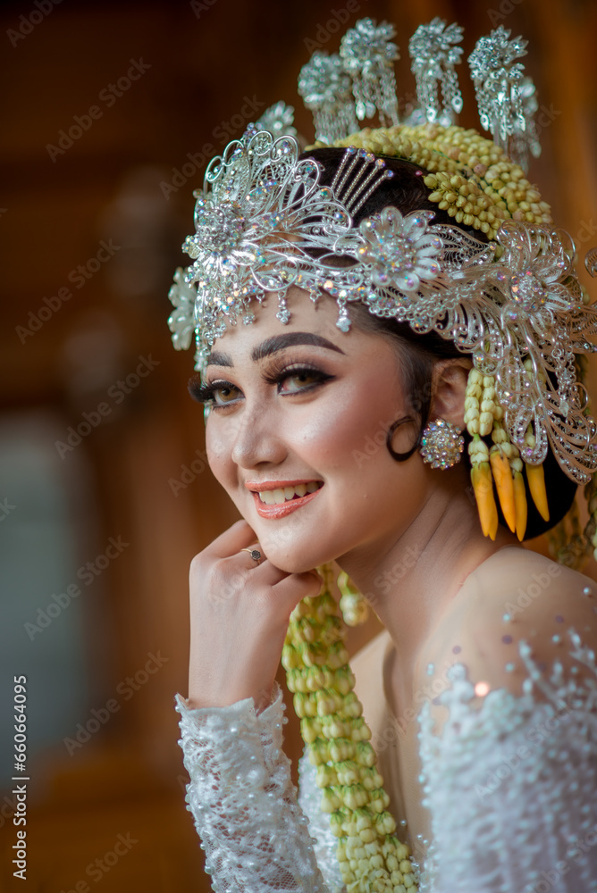 Amazing smiling bride. Traditional Javanese Bridal Portrait. Indonesian ...