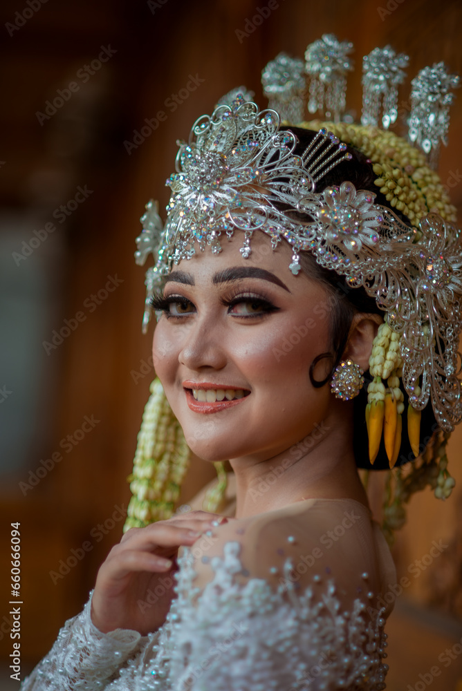 Amazing smiling bride. Traditional Javanese Bridal Portrait. Indonesian ...