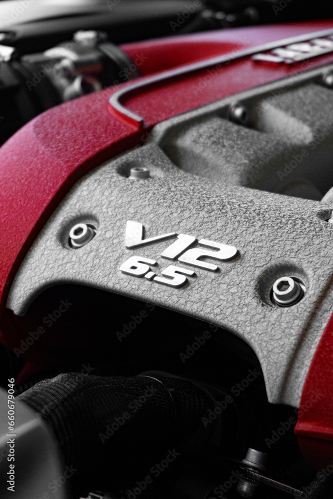 Ferrari 812 Superfast close up view of V12 badge - High Resolution ...