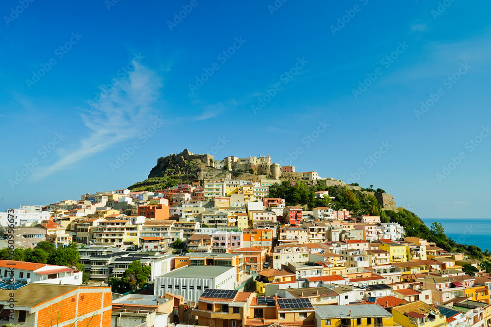 Il borgo medievale di Castel Sardo affacciato sullo spettacolare mare ...
