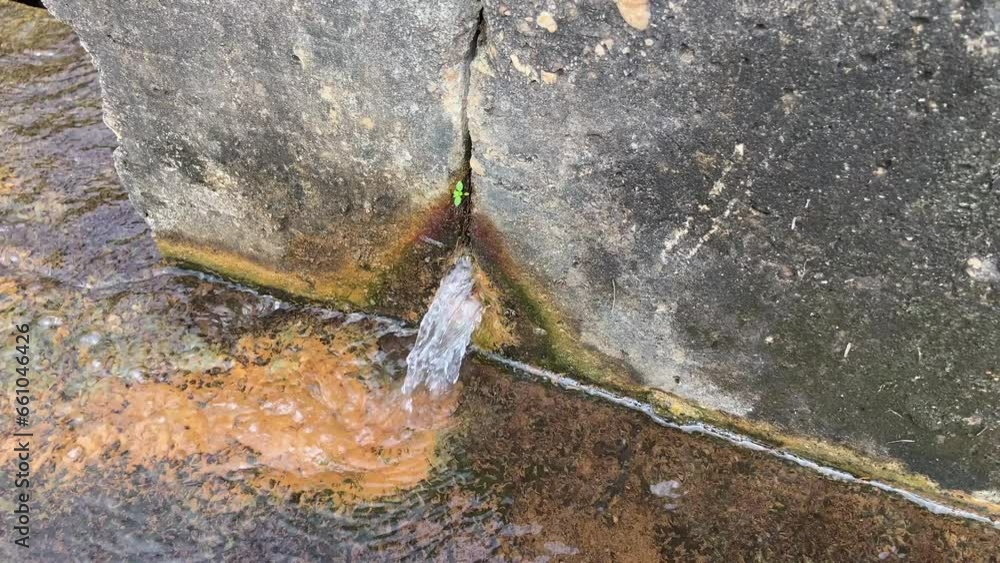 Stockvideon Concrete crack in a spillway structure that is causing ...