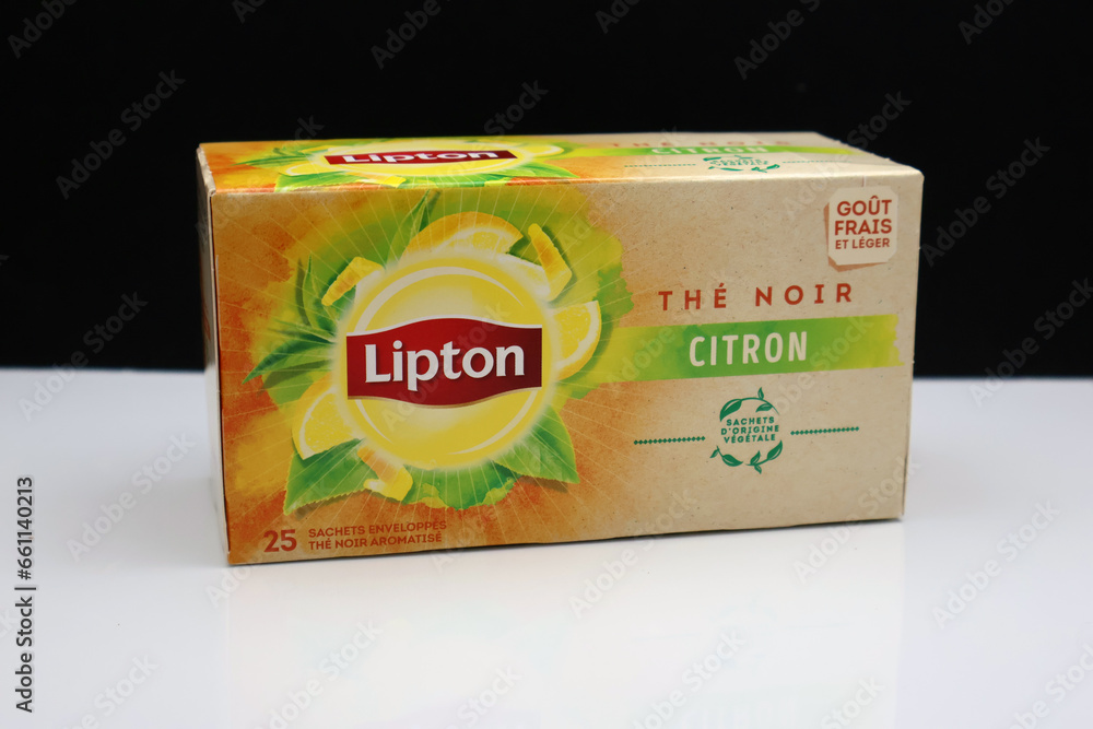 Boite de sachets de thé noir au citron de chez Lipton Stock Photo ...