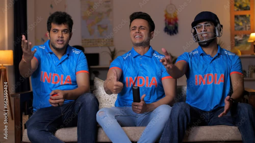 Vidéo Stock Indian friends wearing Indian cricket jerseys watching a ...