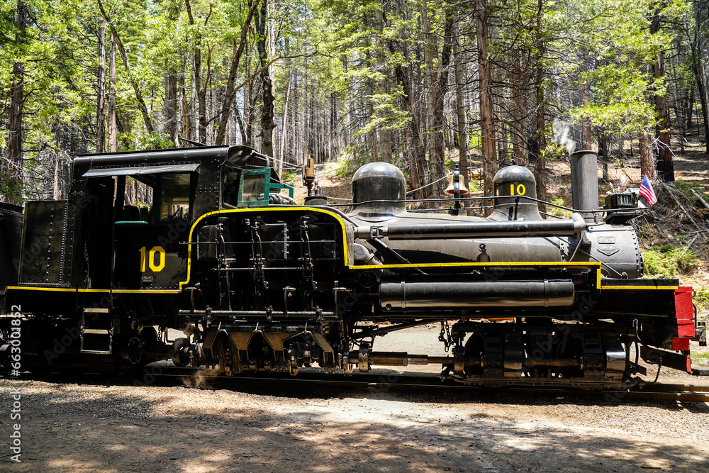 Foto de Fish Camp, California/USA - June 2023. Steam locomotive at the ...