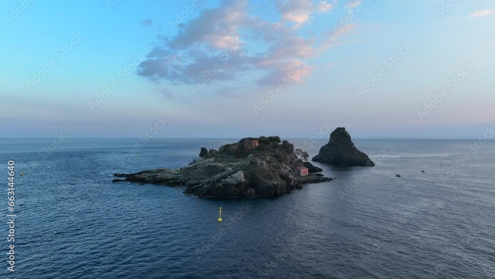 I Faraglioni di Acitrezza. Rocce dei Ciclopi, tipici faraglioni lavici ...