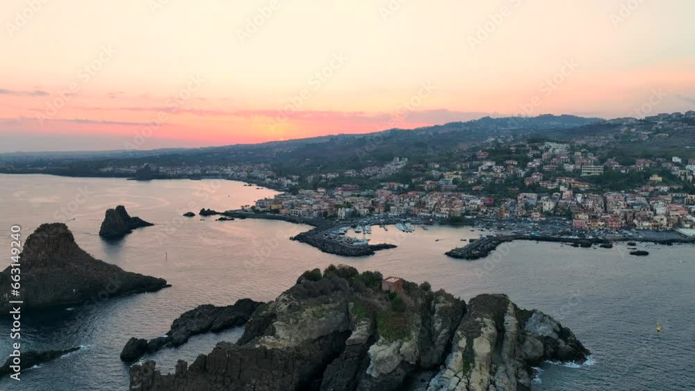 Il Porto di Acitrezza e i Faraglioni dei Ciclpi. Sicilia, Italia. Vista ...