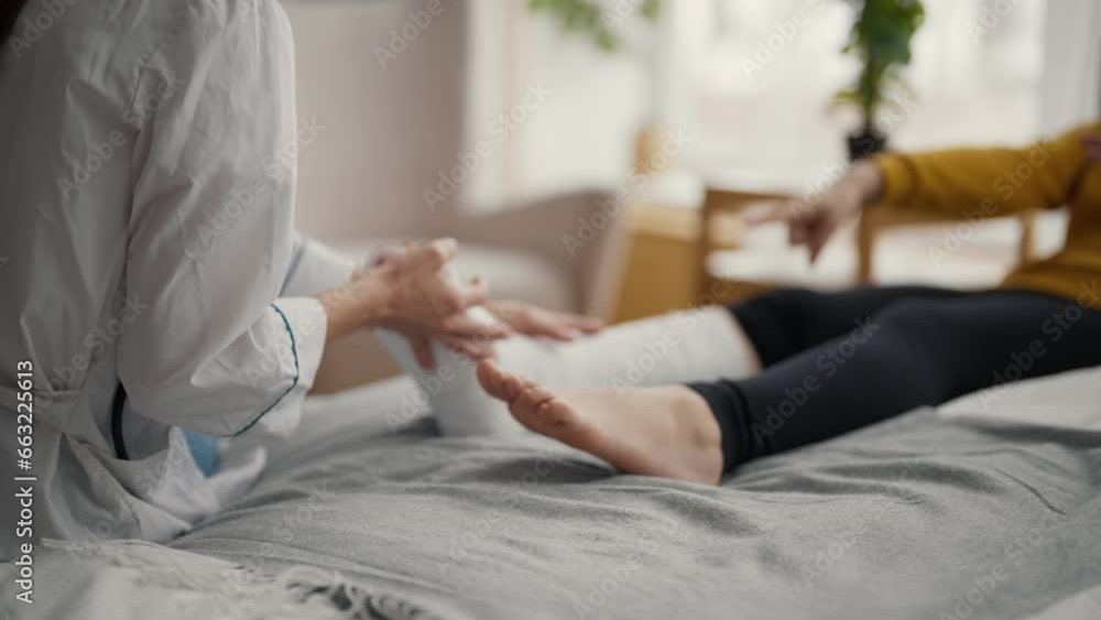 Hands traumatologist surgeon examine broken leg in orthopedic cast of ...