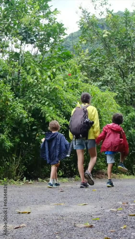 Vidéo Stock Embark with a spirited mother and her backpack-clad ...