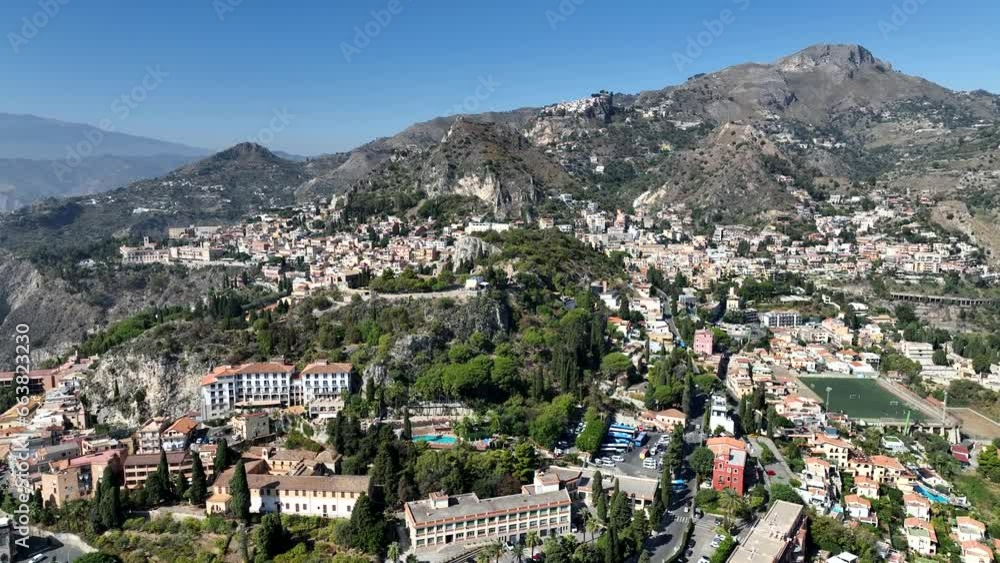 La città di Taormina, Sicilia, meta turistica del sud Italia. Ripresa ...