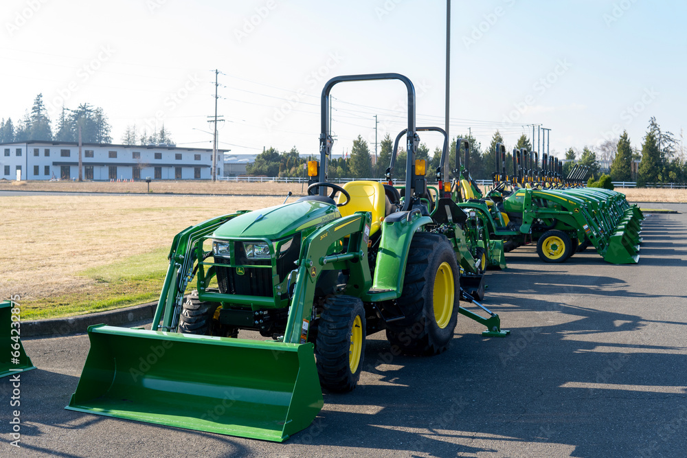 John Deere Compact Utility tractor with Loader Bucket and Open Operator ...