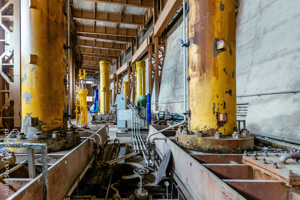 Hydraulic outlet cylinders in water distribution device in ...