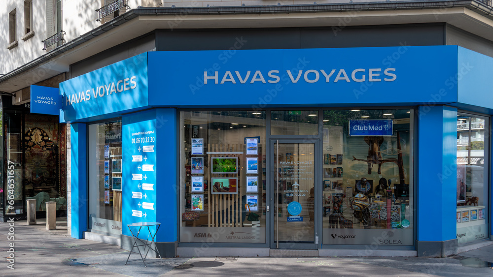 Paris, France - 19 octobre 2023: Vue extérieure d'une agence de voyages ...