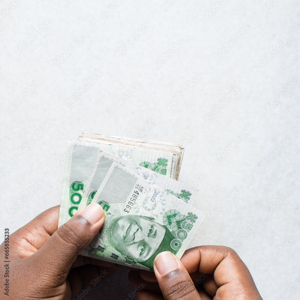 Counting the new Nigerian 500 Naira notes, Hand holding Nigeria's new ...