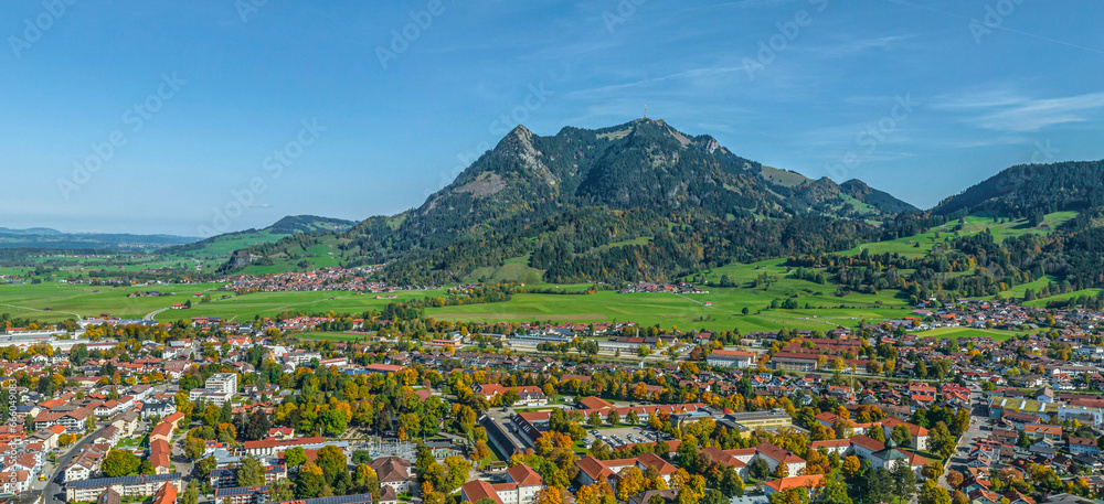 Sonthofen im Oberallgäu im Luftbild, Blick über die Stadt zum Wächter ...