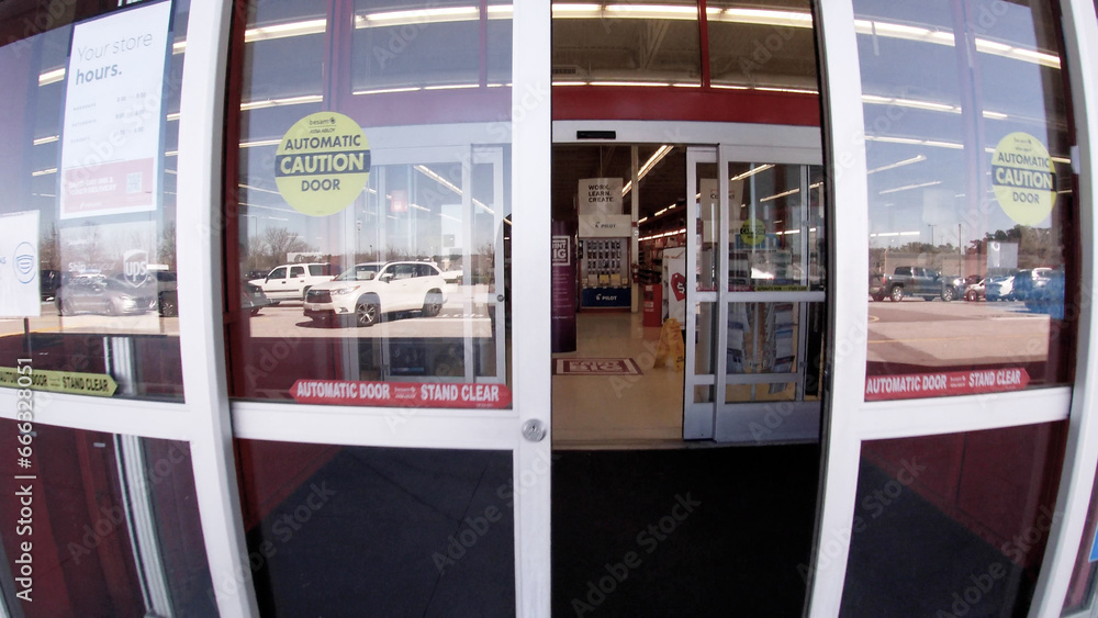 Staples retail store interior 2022 glass doors at entrance Stock Photo ...