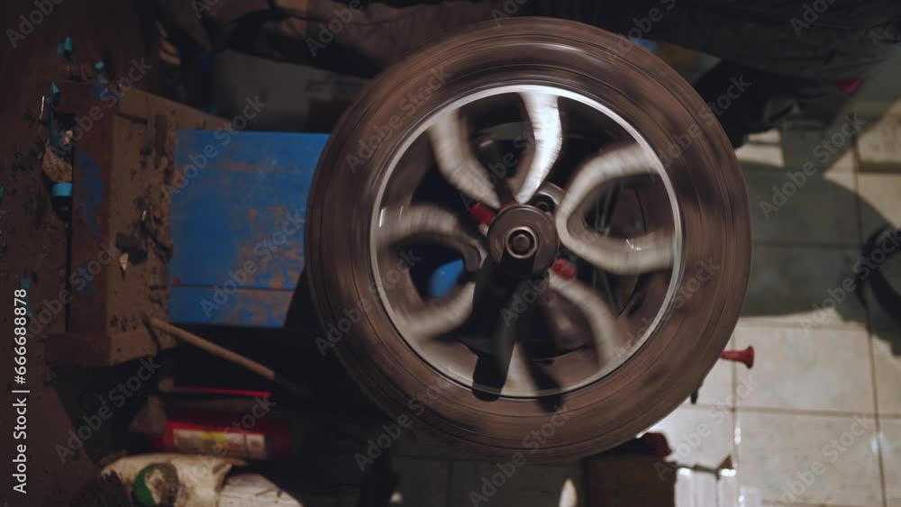 Wheel balancing, the process of balancing in tire fitting, tire fitting ...