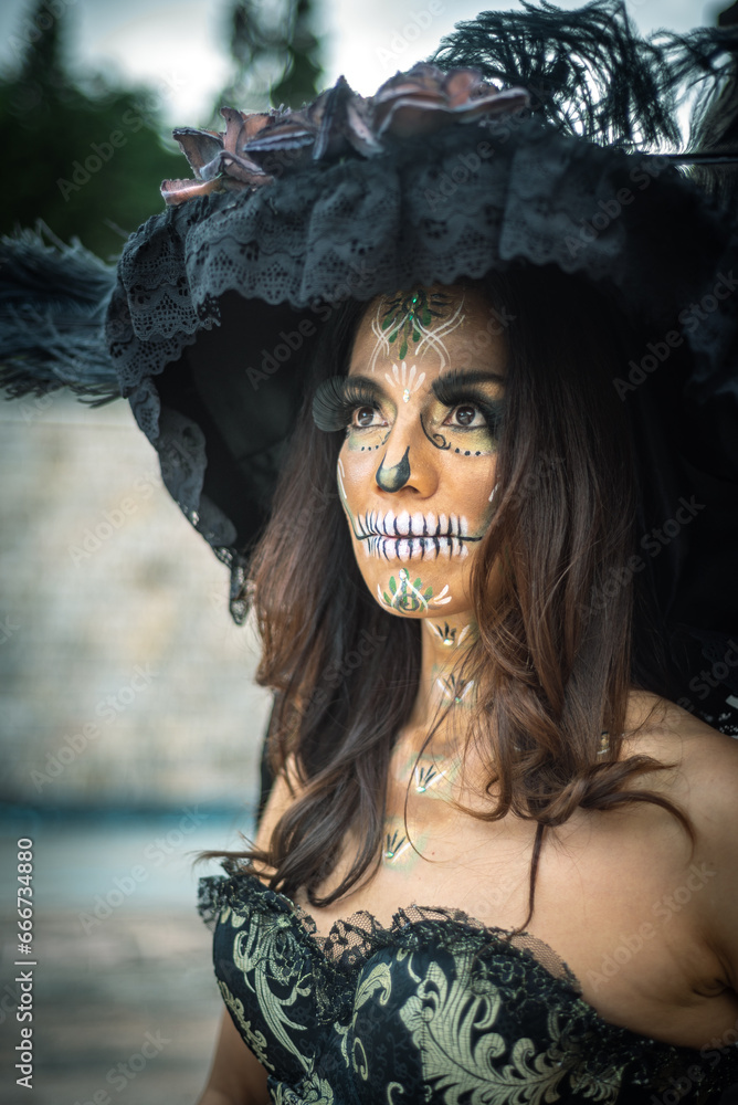 Dama Catrina mujer latina Mexicana en Atuendo Oscuro y Dorado con ...
