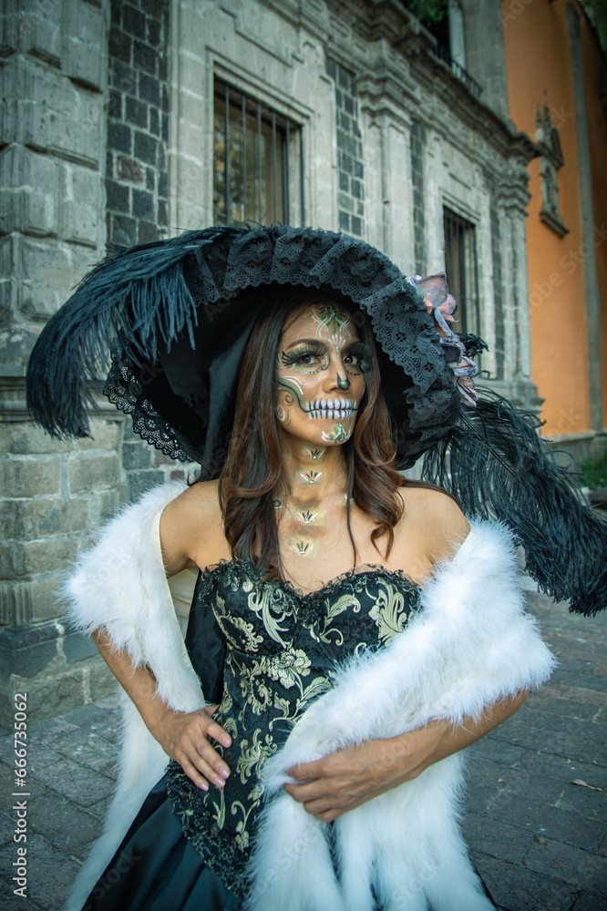 Moda Mexicana La Iconica Catrina con sombrero de plumas y maquillaje ...