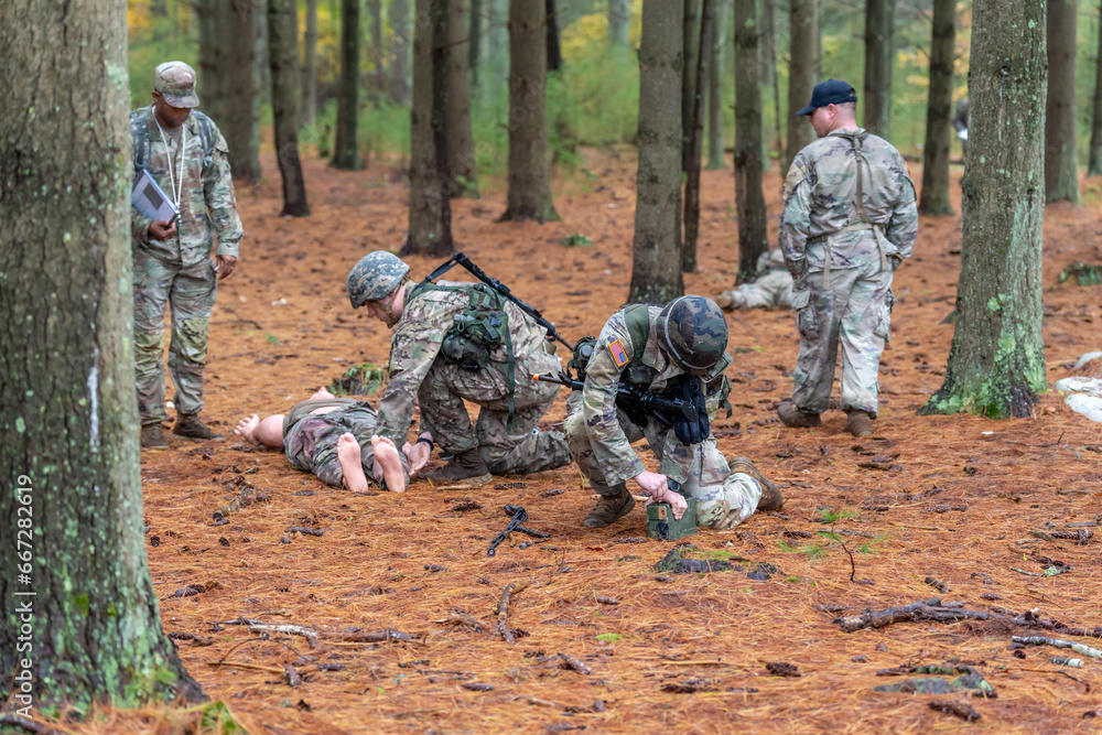 Foto de Unidentified Instructors observing multiple Army soldiers ...