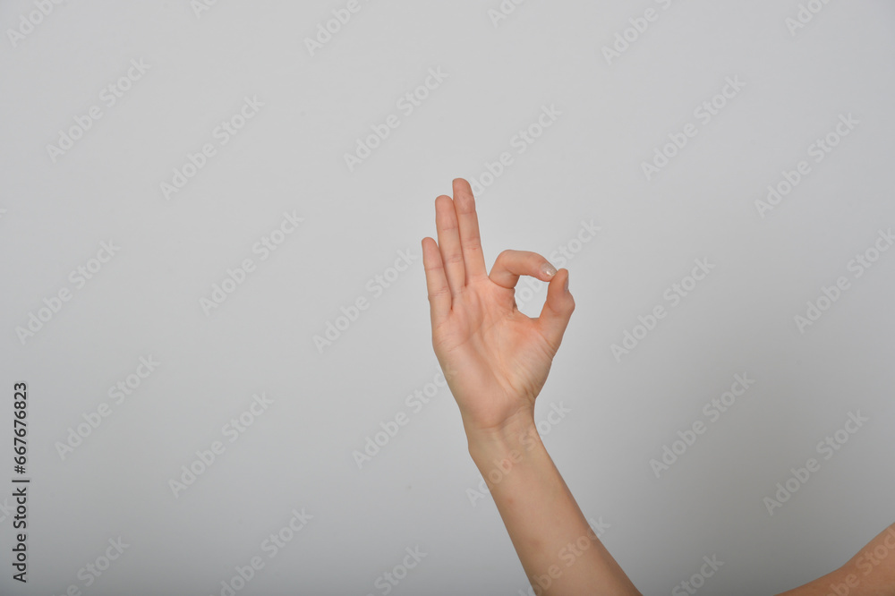 Foto de frau hand mann unerlannt zeigt mit der hand handzeichen zeigen ...
