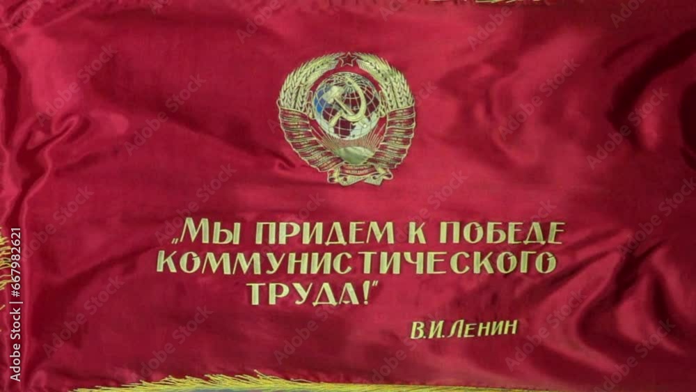 Vidéo Stock Zoom out on Soviet parade flag with hammer and sickle ...