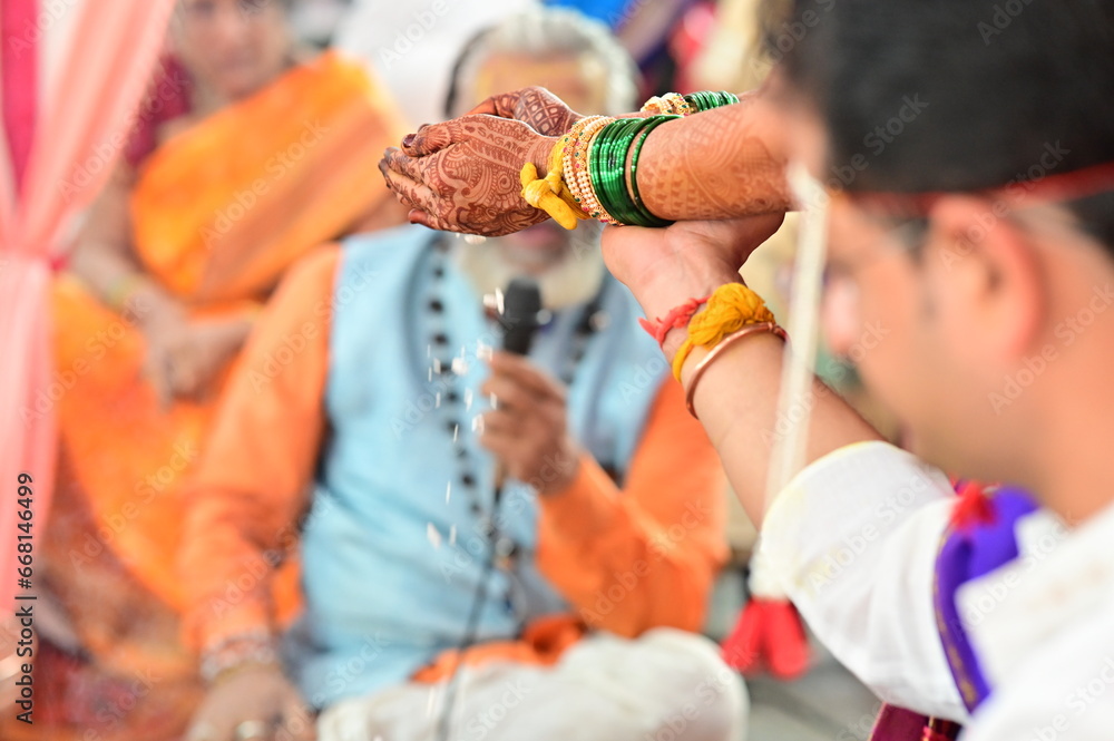 Hands with turmeric thread in indian wedding ceremony. Indian Hindu ...