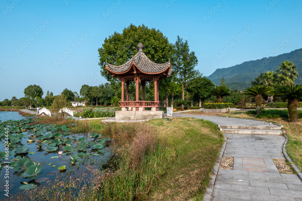 The attic on the lake，Beautiful Longshui Lake Wetland Park, Chongqing ...